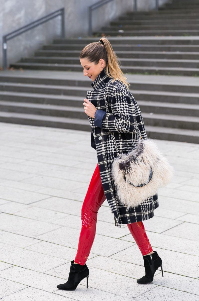 Like a super hero :: Glencheck Mantel & rote Lackhose | Véjà Du ...